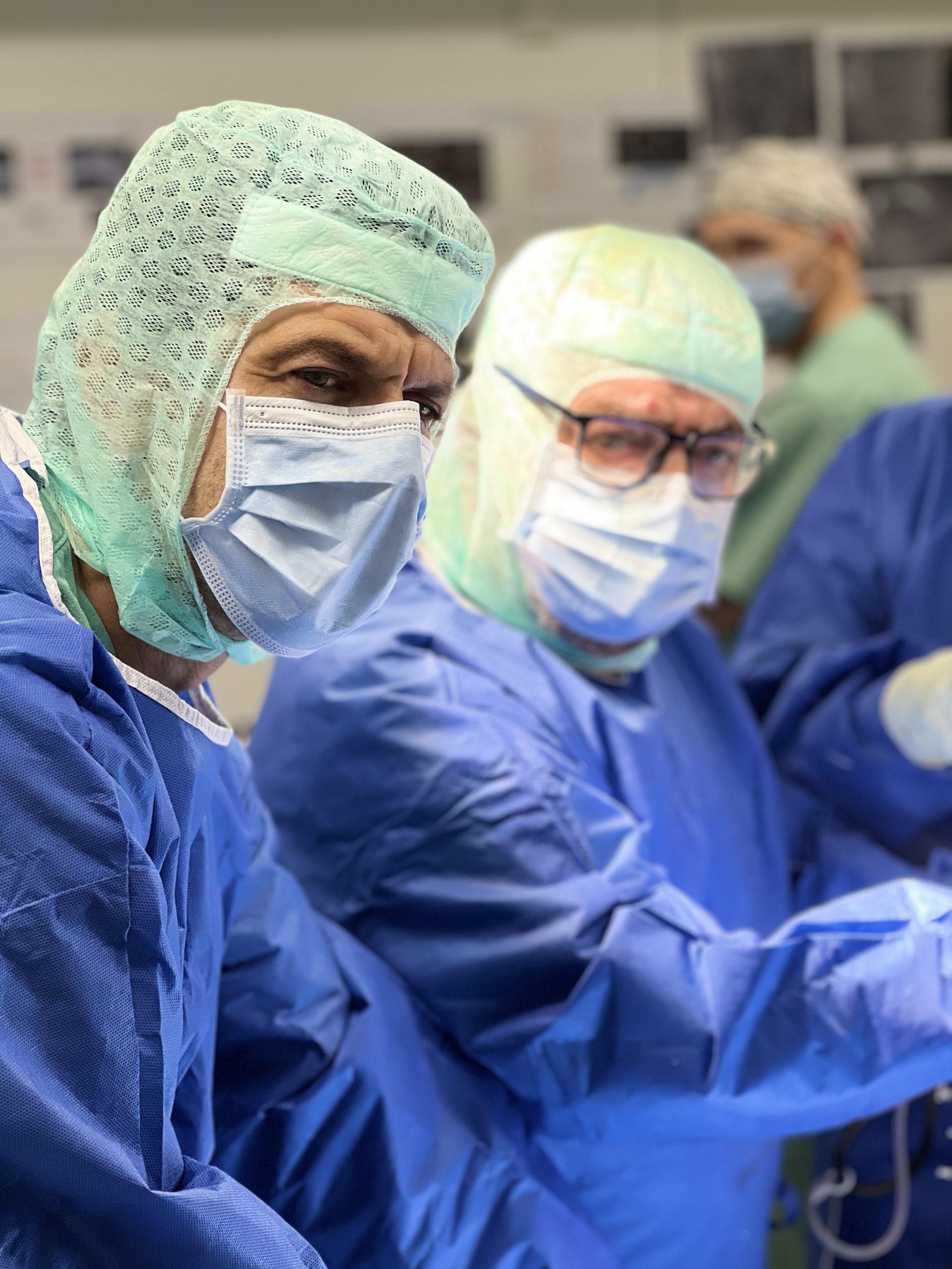 Hace poco fui a ver al Dr. Ayllón por dolor en la rodilla. Es muy ...